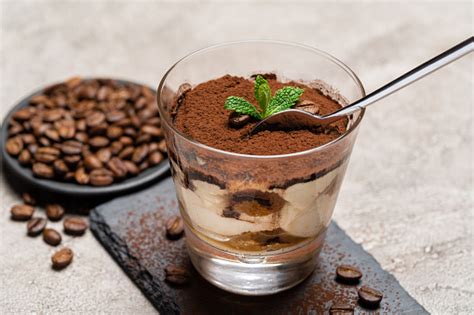 콘크리트 배경에 돌 서빙 보드에 유리 컵에 클래식 티라미수 디저트의 일부 0명에 대한 스톡 사진 및 기타 이미지 0명 도마 요리 도구 마스카포네 치즈 Istock