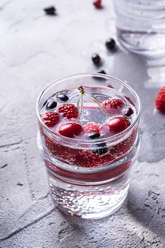체리 라즈베리 건포도 베리를 곁들인 신선한 차가운 탄산수 음료가 석재 콘크리트 배경에 투명한 유리 2개 여름 다이어트 음료 앵글 뷰 매크로 0명에 대한 스톡 사진 및 기타