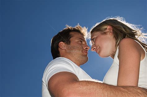 서로 포옹하는 젊은 부부 사진 무료 다운로드 Lovepik