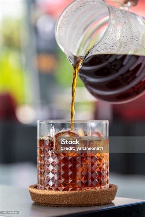 커피 숍의 대리석 테이블에 아이스 아메리카노 커피 또는 콜드 브루 커피 한 잔 0명에 대한 스톡 사진 및 기타 이미지 0명 각얼음 갈색 Istock