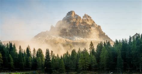 이탈리아 유럽 동부 돌로미티를 배경으로 트레 치메 디 라바레도의 유명한 돌로미티 산봉우리가 있는 안토르노 호수의 장엄한 풍경 아름다운 자연 경관과 경치 좋은 여행지 사진