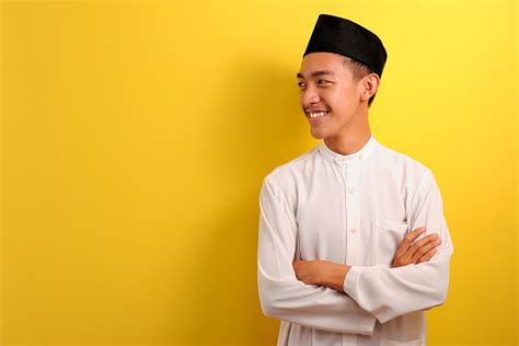 미소 짓는 젊은 아시아 무슬림 남자 교차 팔을 들고 서 복사 공간을 봐 Eid Ul Fitr에 대한 스톡 사진 및 기타 이미지 Eid Ul Fitr Ramadan