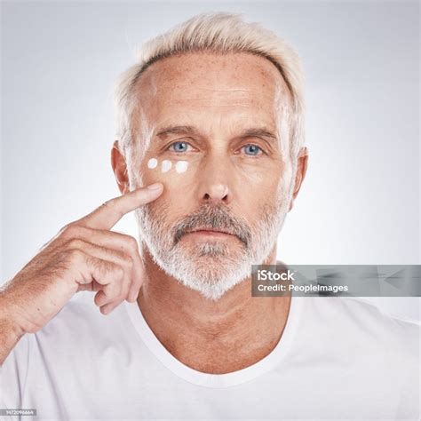 스킨케어 크림 미용 웰빙 피부과를 위한 흰색 배경에 있는 노인의 초상화 화장품 몸단장 및 노인 남성 노화 방지 미용 제품 페이셜 트리트먼트 및 로션 남자에 대한 스톡 사진