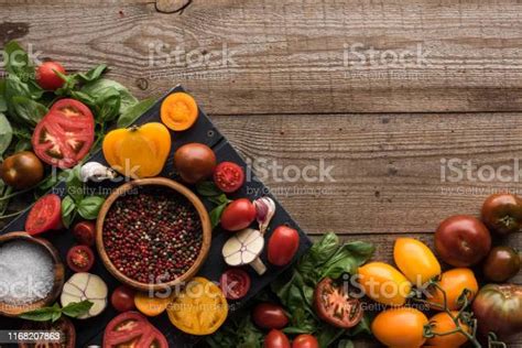 그릇에 후추와 소금 고추 슬라이스 토마토와 마늘 나무 테이블에 흩어져 야채 근처 검은 쟁반의 상단 보기 0명에 대한 스톡 사진 및 기타 이미지 Istock