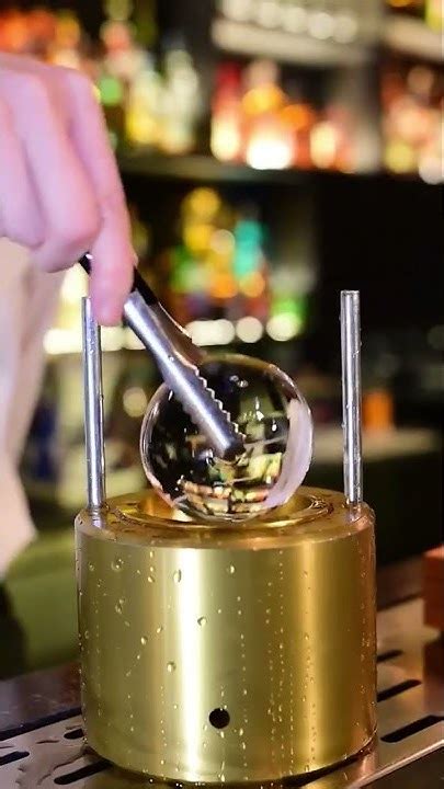 바텐더 여성이 커다란 얼음을 꺼내서 하는일 Youtube