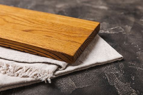 부엌 검은 테이블에 빈 나무 판자 키친 타월이 있는 도마 나무 도마 복사 공간 주방 처방 텍스트를 위한 위치입니다 플랫 레이