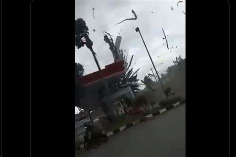 Viral Atap Spbu Di Ambarawa Porak Poranda Diterjang Puting Beliung