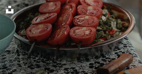 스테인레스 스틸 라운드 트레이에 빨간색 얇게 썬 토마토 사진 Unsplash의 무료 터키 이미지