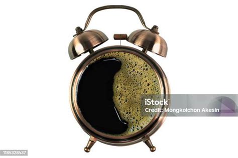 커피 시간의 개념에 클리핑 경로와 흰색 배경에 고립 된 시계 컵에 뜨거운 검은 커피의 커피 배경 Robusta Coffee Drink에 대한 스톡 사진 및 기타 이미지