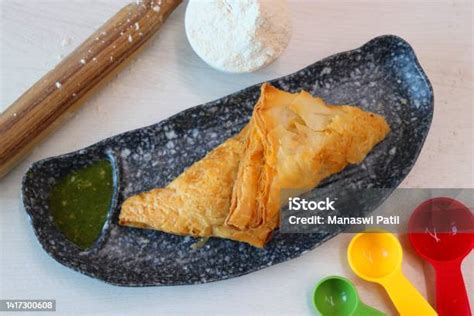 나무 테이블에 향신료가있는 당근 감자 완두콩 및 콩과 같은 야채로 가득 찬 퍼프 패스트리 삼각형 0명에 대한 스톡 사진 및 기타 이미지 Istock