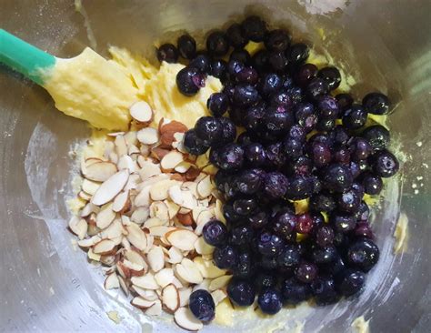 부드럽고 맛있는 아몬드 블루베리 머핀 만들기