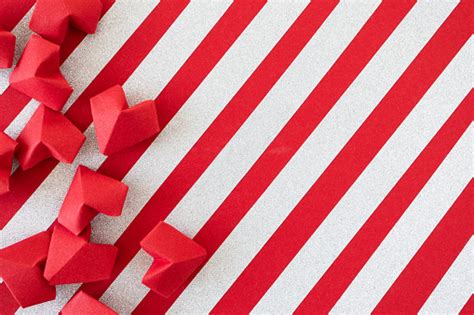 실버 반짝이 줄무늬와 빨간색 배경에 빨간 종이 접기 하트 발렌타인 데이 휴일 카드 0명에 대한 스톡 사진 및 기타 이미지 0명 개체 그룹 공란 Istock