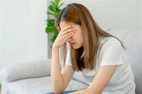 불행한 아시아 여자 소녀 실망 혼자 집에 문제에 대해 슬퍼 외로움을 느낀다 스트레스를 받다 나쁜 관계로 고통받다 헤어지다 이혼 여성 혼란스러움 우울증 정신 건강 외로움 25