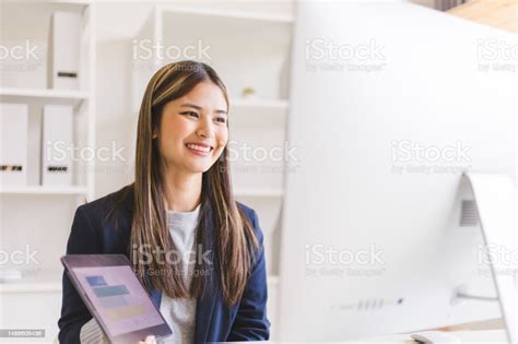 아름다운 사업가가 사무실 동료와 화상 회의를 통해 자신의 작품을 발표합니다 계획에 대한 스톡 사진 및 기타 이미지 계획 교습 기업 문화 Istock