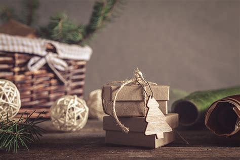 크리스마스와 제로 폐기물 나무 테이블에 크래프트 종이에 환경 친화적 인 포장 선물 에코 크리스마스 휴일 개념 에코 장식 12월에