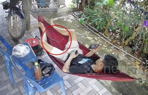 다리 위로 스윽해먹에 누워 쉬던 男 줄행랑영상