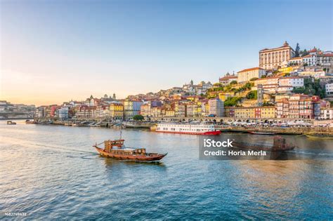 포르투갈 포르투 시의 아름다운 전망 따뜻한 겨울 일몰 조명 보트와 도우로 강이 전경에 있습니다 포르투갈에 대한 스톡 사진 및 기타 이미지 Istock