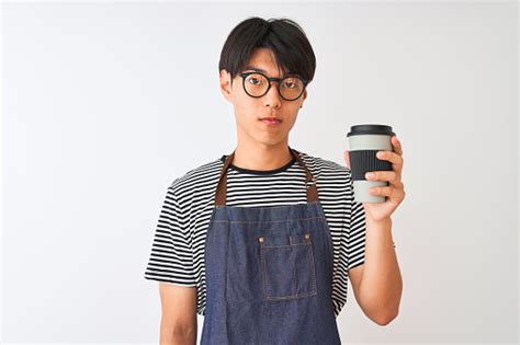 중국 바리스타 남자 착용 앞치마와 안경 을 들고 커피를 들고 고립 된 흰색 배경 에 자신감 표정으로 스마트 얼굴 생각 심각한 감정에 대한 스톡 사진 및 기타 이미지 Istock