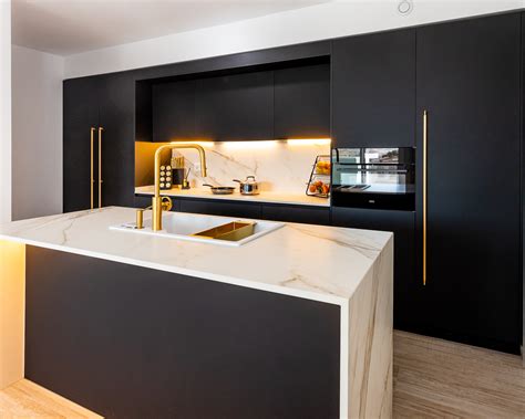 Cocina Con Isla Blanca Y Negra Con Inducción Invisible