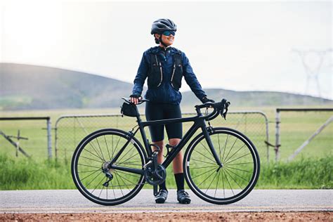 피트니스 자전거 그리고 아침 유산소 운동을 위해 시골에서 사이클링 스포츠 훈련을 쉬고 있는 여성 자전거 타기 및 여성 사이클리스트는 운동 운동 및 여행 중에 휴식을 취하고