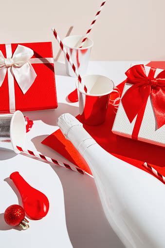 흰색 샴페인 병 빨대 머랭 빨간 장식과 활실버 종이 안경으로 만든 크리스마스 구성 축제와 파티 개념 배경 2022년에 대한 스톡 사진 및 기타 이미지 Istock