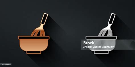 금색과 은색 주방 털은 검은색 배경에 분리된 그릇 아이콘이 있습니다 조리기구 계란 거품기 칼 붙이 기호입니다 음식 믹스 기호입니다 긴 그림자 스타일 벡터 강철에 대한 스톡