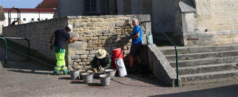 Farges Lès Chalon Les Citoyens Maçons Amateurs Au Pied Du Mur Pour Les
