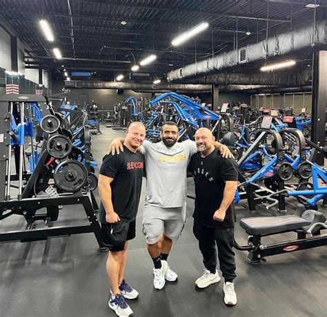 بیوگرافی هادی چوپان بدنساز گرگ ایرانی و همسرش زندگی شخصی و عکس