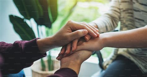 위로와 사랑을 위해 서로 손을 잡고 있는 남자와 여자 사진 Unsplash의 용서 이미지