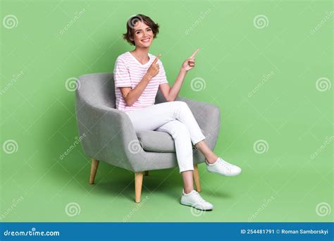 Foto Completa De Una Linda Joven Sentada Los Dedos De La Silla Apuntan Al Espacio Vac O Con