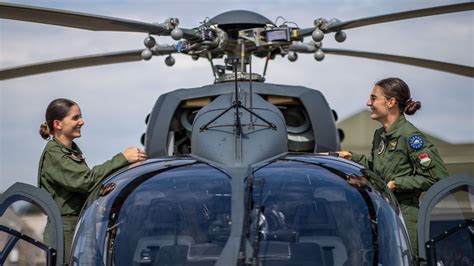 Ez Több Mint Egy Látványos Légibemutató Ha Helikoptereket Lát