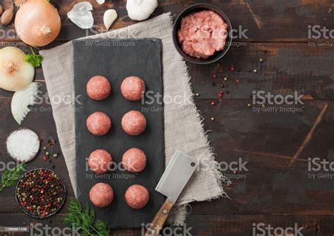 파슬리와 칼이 있는 어두운 배경에 후추 소금 마늘을 곁들인 그릇 접시에 다진 쇠고기 미트볼 0명에 대한 스톡 사진 및 기타 이미지 Istock