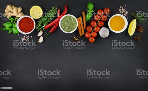 어두운 배경에 요리다채로운 다양한 허브와 향신료 복사 공간 모의 배너 강황에 대한 스톡 사진 및 기타 이미지 강황 건조한 계피 Istock