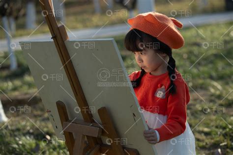 长发高清图片 可爱的小女孩写作业908 人像图片免费下载 格式 4000像素 编号67611169 千图网