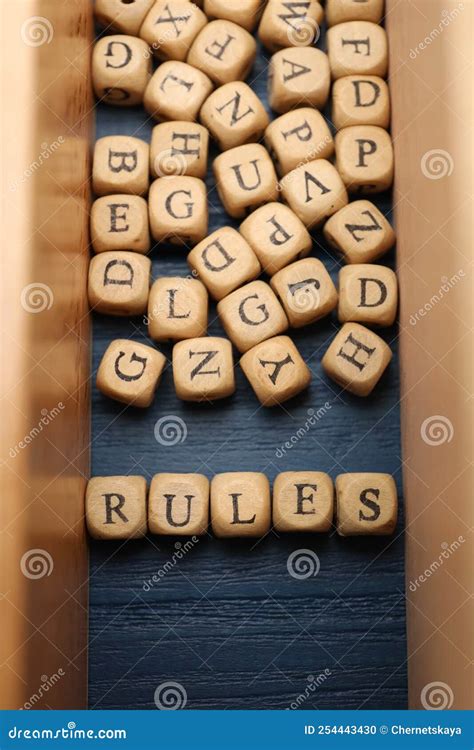 Regras De Palavras Feitas De Cubos Com Letras Na Mesa Plana De Madeira Foto De Stock Imagem De