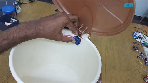 使用arduino智能垃圾箱 超声波传感器和伺服电动机 电子中心bob多特蒙德官方下载 Bob官方网站平台