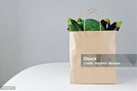 제로 폐기물 식품 쇼핑 Eco 친절 한 야채와 에코 천연 가방 지속 가능한 라이프 스타일 컨셉 플라스틱 무료 항목입니다 재사용 감소 재활용 거부 0에 대한 스톡 사진 및