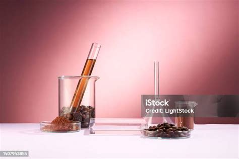 투명 연단과 유리 실험실 장비 핑크 배경으로 장식 된 커피의 정면보기 0명에 대한 스톡 사진 및 기타 이미지 0명 각질제거 갈색 Istock