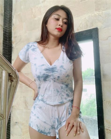Selebgram Seksi Sri Ayu Tarisa - Menggoda dengan Baju Ketat - Dzargon