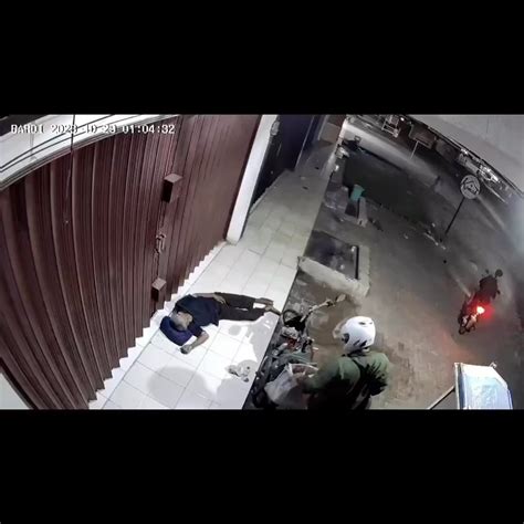 AWRECEH | RECEH SQUAD | Bener2 anjirr ini malingnya Seorang kakek diduga tunawisma kehilangan ...