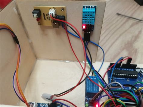 基于arduino的温室大棚环境监测与控制系统：实时监测温湿度、空气质量和土壤湿度，手机蓝牙控制加湿器、风扇和窗户，自动浇水。 35字 基于