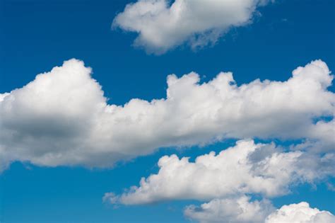 푸른 하늘에 흰색 푹신한 구름입니다 구름에서 추상 배경입니다 경관에 대한 스톡 사진 및 기타 이미지 경관 계절 구름 Istock