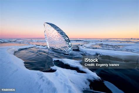 일몰에 호수 바이칼 모든 덮여 얼음과 눈 두꺼운 취소 아이스 블루 태양 광선에 바이칼 호수 놀라운 장소 유네스코 세계 유산 0명에 대한 스톡 사진 및 기타 이미지 Istock