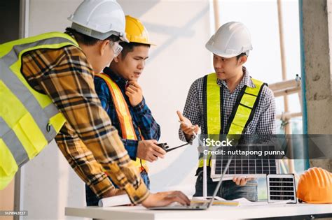 회사 사무실에서 풍력 에너지에 관한 상담을 받고 있는 사업가들 아시아 산업 전문 팀 3 명에 대한 스톡 사진 및 기타 이미지 3 명 30 34세 35 39세 Istock