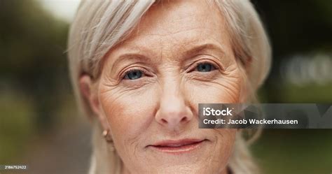 야외 성숙한 여성과 초상화는 자신감 있게 건강 주름 및 노화 방지를 위한 미소입니다 근접 촬영 여성 사람 및 줌에서 눈 관리 웰빙 및 얼굴을 위한 콘택트 렌즈에 만족 55