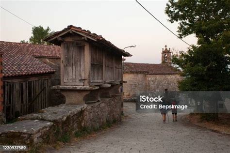세인트 제임스의 길을 따라 전형적인 스페인 곡물 창고 호레오 갈리시아에 대한 스톡 사진 및 기타 이미지 갈리시아 건물 외관 건축 Istock