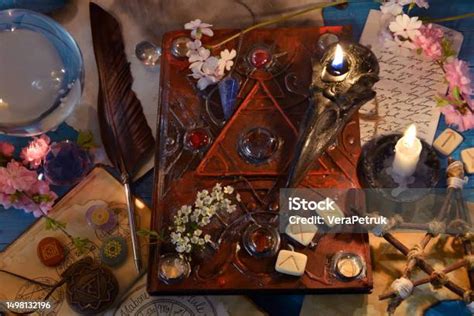 마녀 의식 테이블에 룬 문자 오각형 양초가 있는 오래된 주문 책 오컬트 밀교 및 점술 정물 빈티지 물건이 있는 신비로운 배경 0명에 대한 스톡 사진 및 기타 이미지 Istock