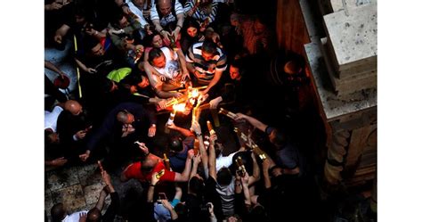 Вижте посрещането на Благодатния огън в църквата Гроб Господен в Ерусалим