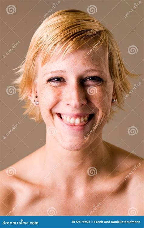 Blondes M Dchen Mit Dem Kurzen Haar Das Spa Bildet Stockfoto Bild
