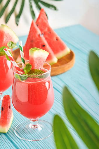 민트와 얼음이 있는 수박 칵테일 푸른 나무 테이블에 안경에 여름 상쾌한 음료 건강한 여름 식사의 개념 0명에 대한 스톡 사진 및 기타 이미지 Istock